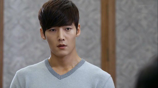 Em trai cưới vợ, nhìn phòng tân hôn mẹ chuẩn bị cho họ, tôi bật khóc ...