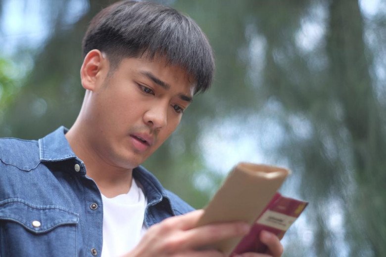 Giúp vợ dọn nhà, chồng run rẩy đòi ly hôn khi thấy một thứ trong ngăn tủ