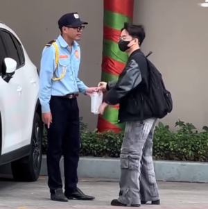 Tommy Tèo là ai? Nam Rapper triệu view giờ làm bảo vệ gác cổng